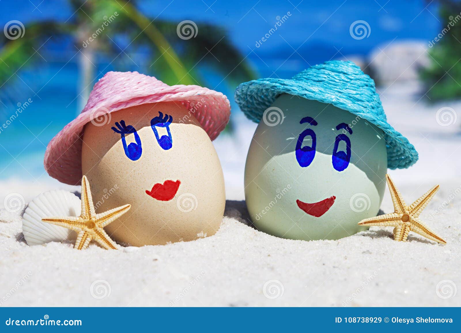 Zwei Eier Mit Gesichtern Auf Strand Stockbild - Bild von liebe, symbol ...