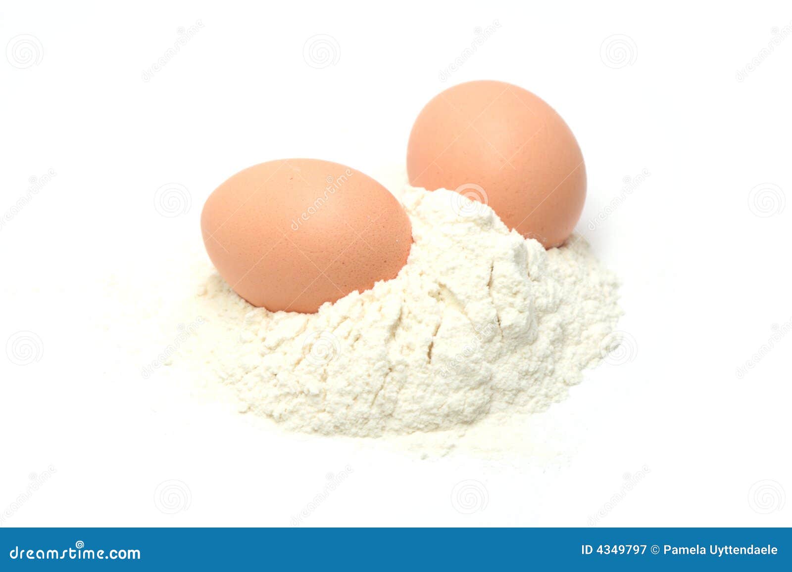 Zwei Eier und Mehl stockbild. Bild von nahrung, eier, braun - 4349797