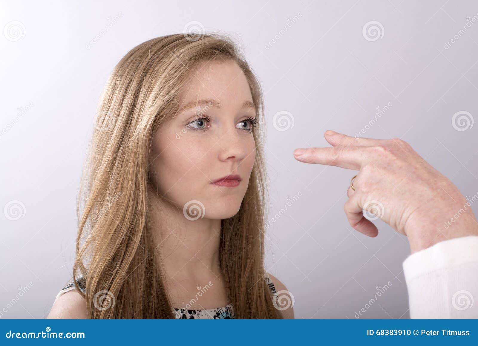 Zwei Finger Zeigen in Das Gesicht Eines Jugendlichen Stockfoto - Bild ...