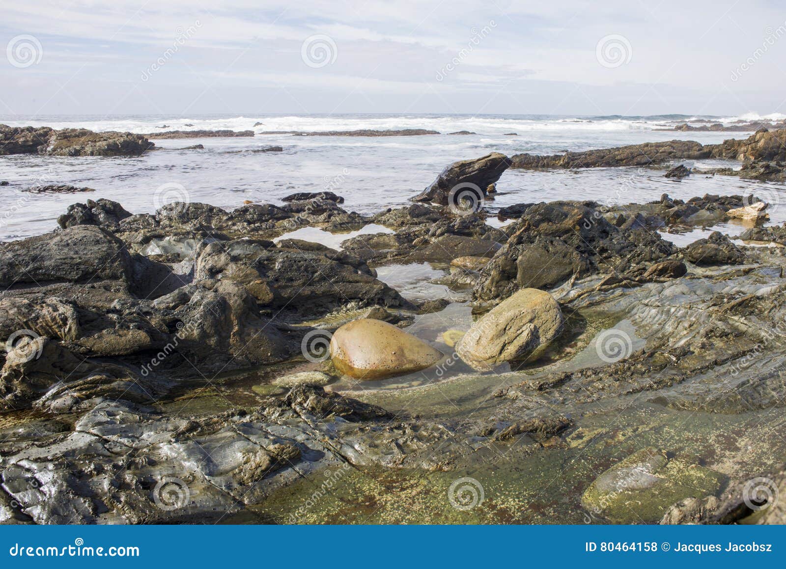 Zwei Flusssteine Im Felsen-Pool Stockfoto - Bild von küstenlinie ...