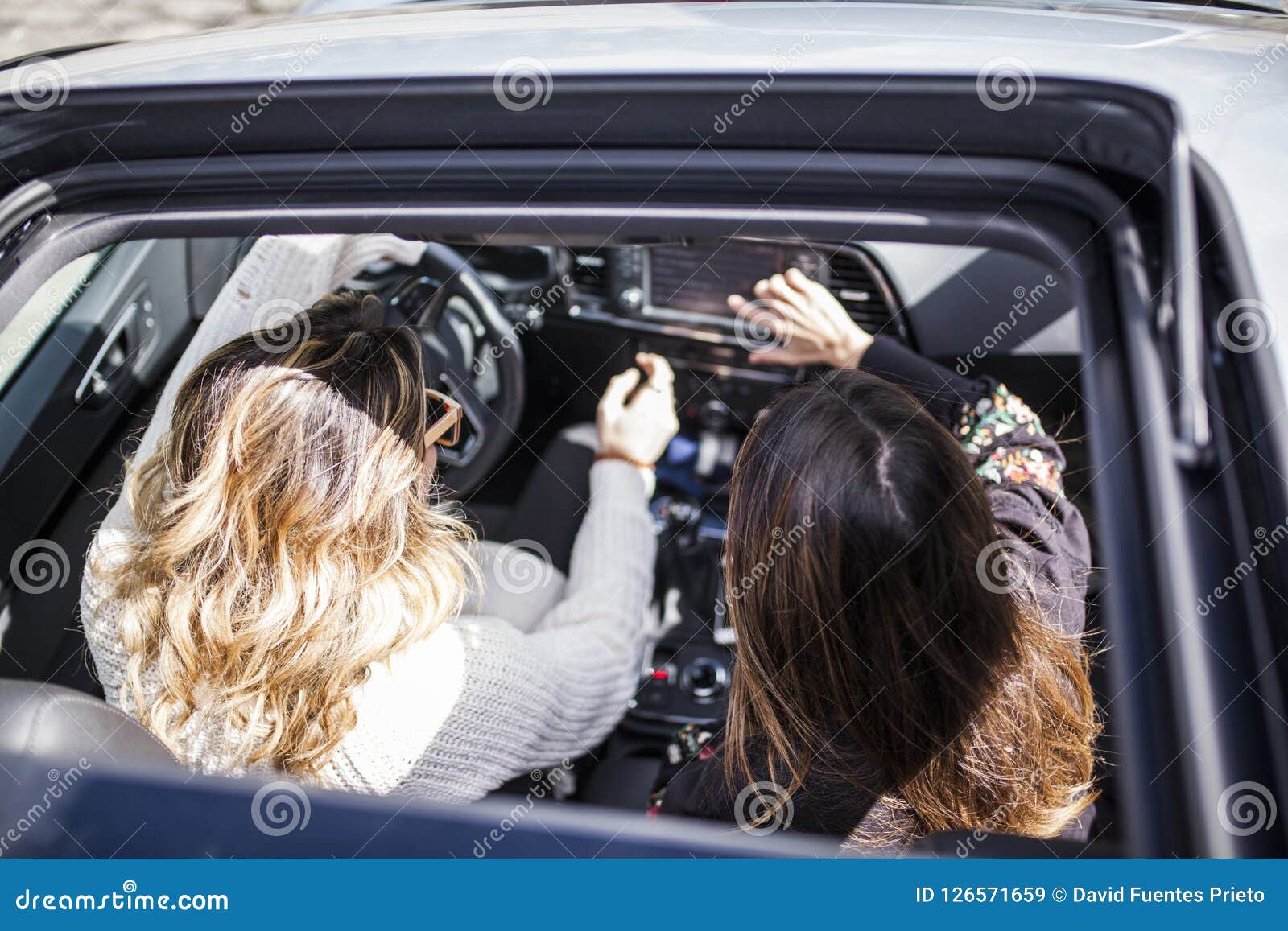 Zwei Frauen, Die Im Auto Singen Stockbild - Bild von froh, auto: 126571659