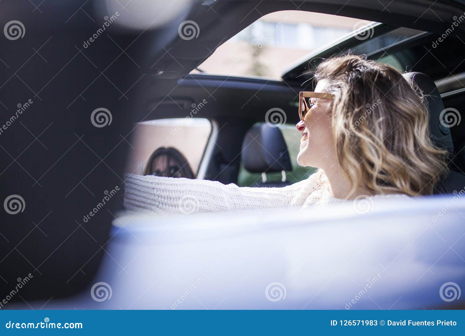 Zwei Frauen, Die Im Auto Singen Stockbild - Bild von nahaufnahme ...