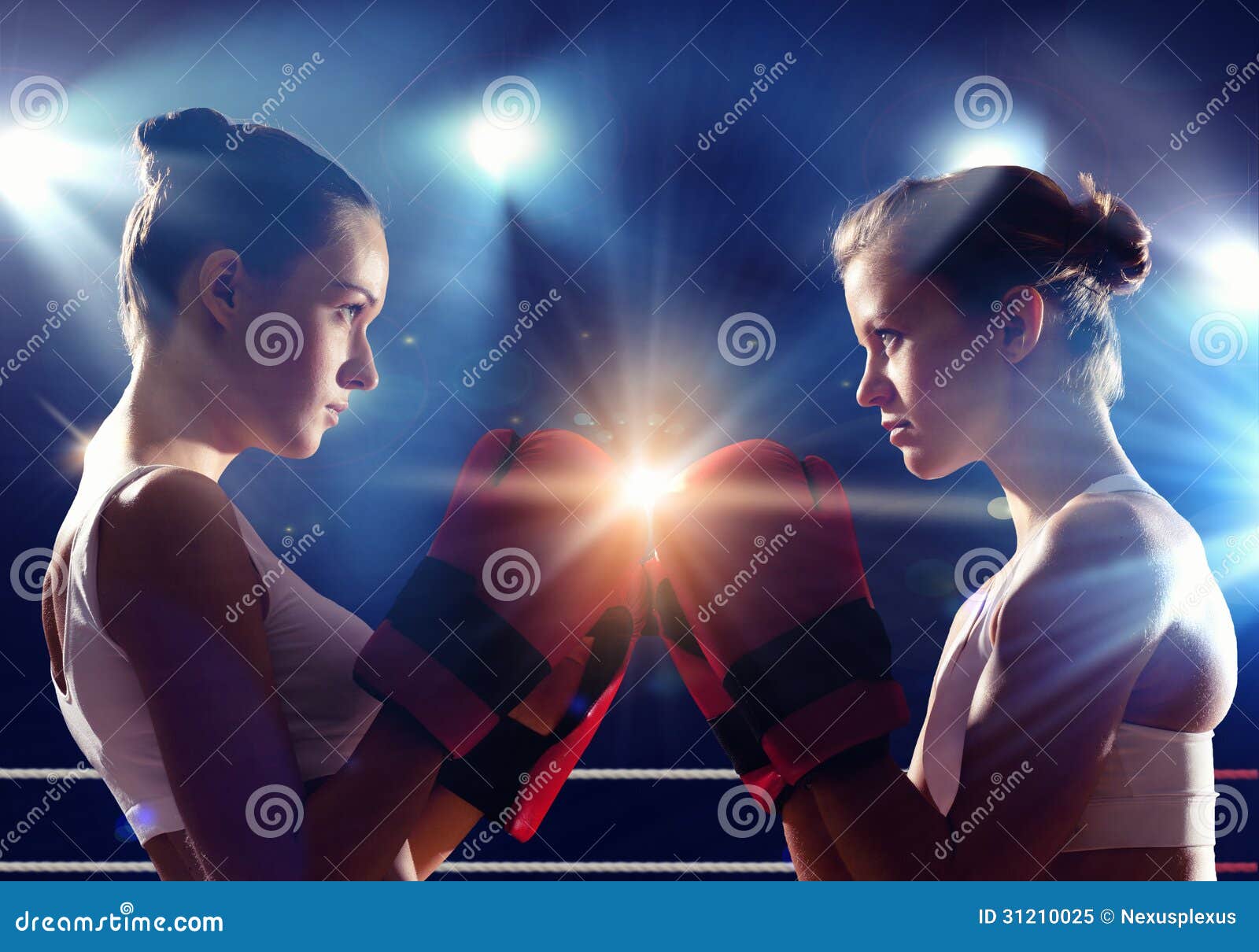 Zwei Frauen, Die Im Ring Boxen Stockbild - Bild von übung, kickboxen ...