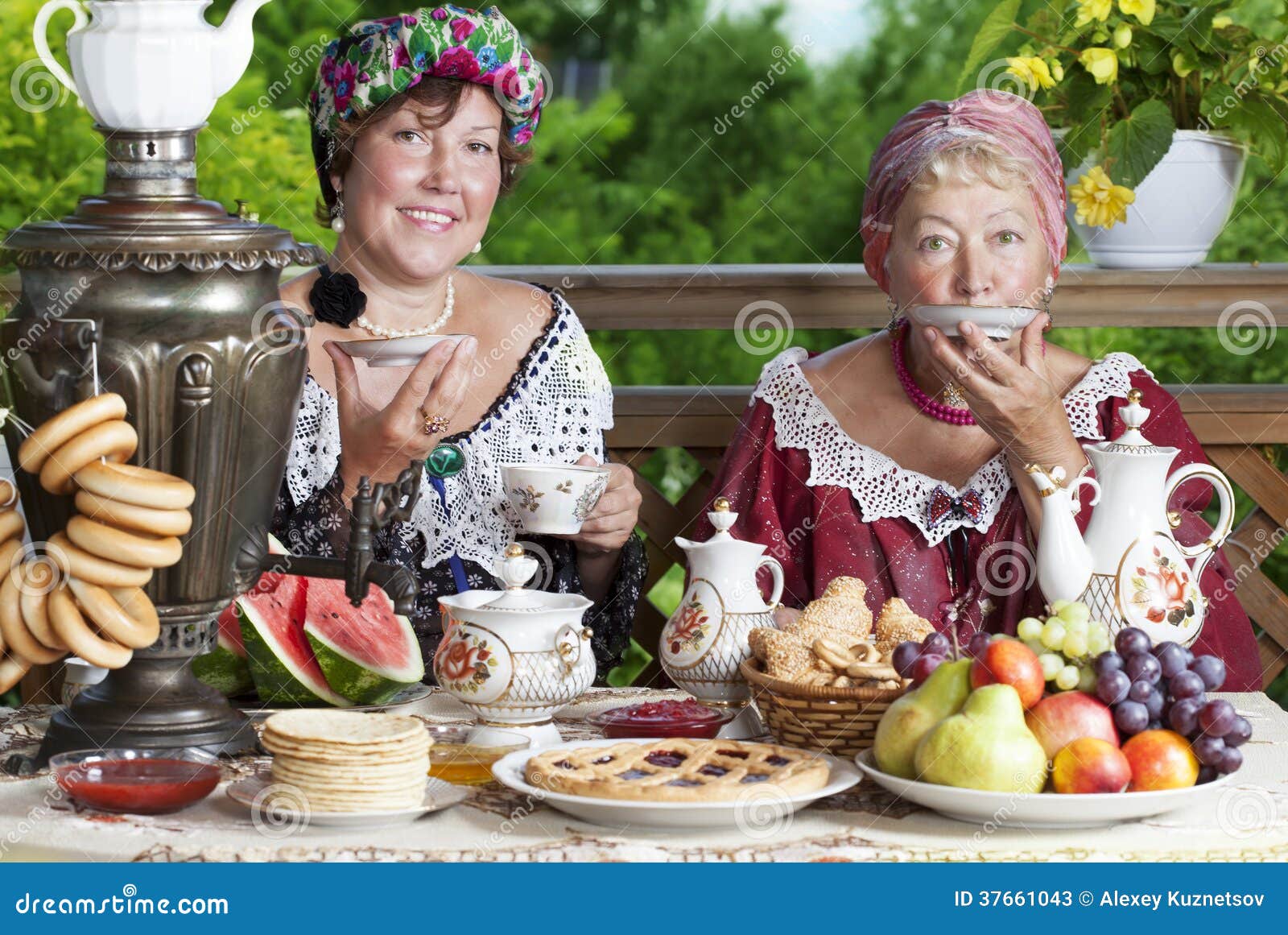 Zwei Frauen, Die Tee Trinken Stockbild - Bild von senioren, menschlich ...