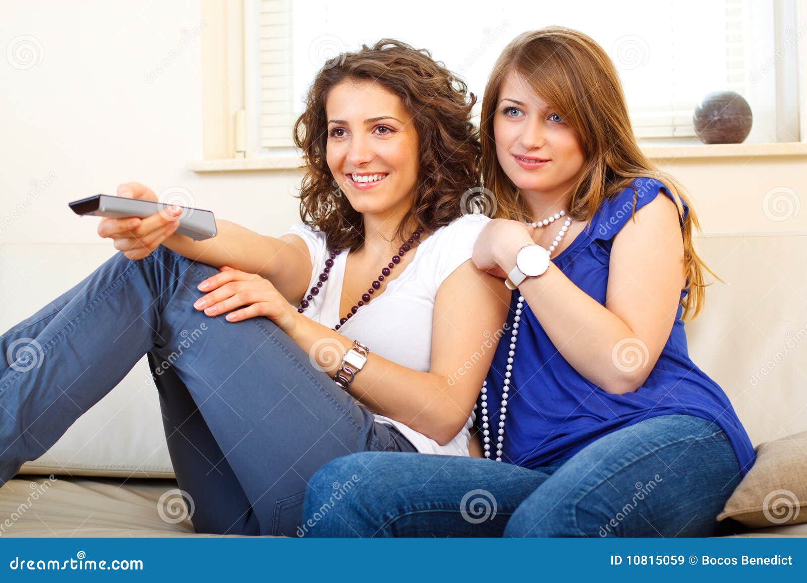 Zwei Freunde Auf Einer Couch Fernsehend Stockbild - Bild von mädchen ...