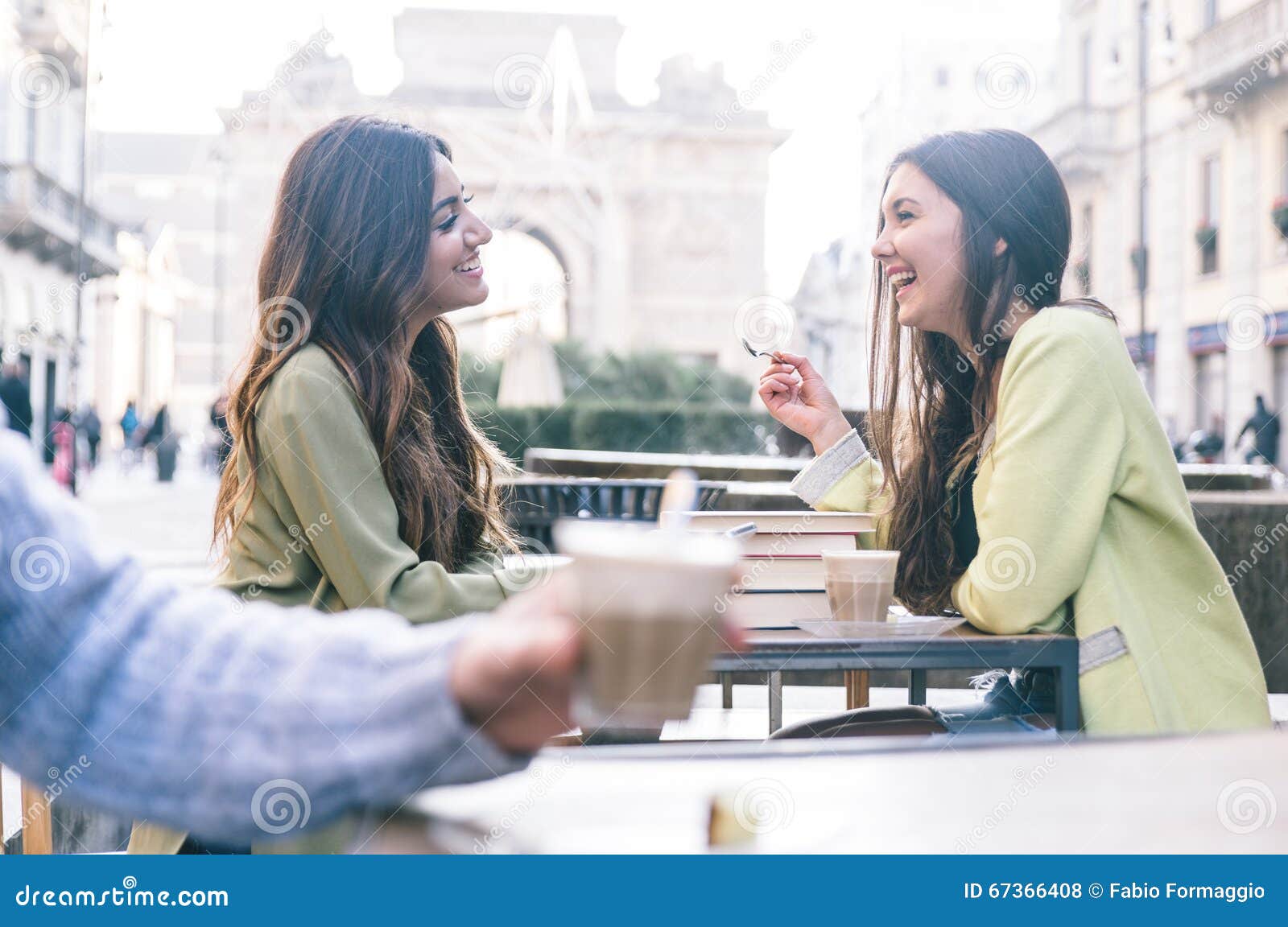 Zwei Freunde, Die Einen Kaffee Im Stadtzentrum Trinken Stockfoto - Bild ...