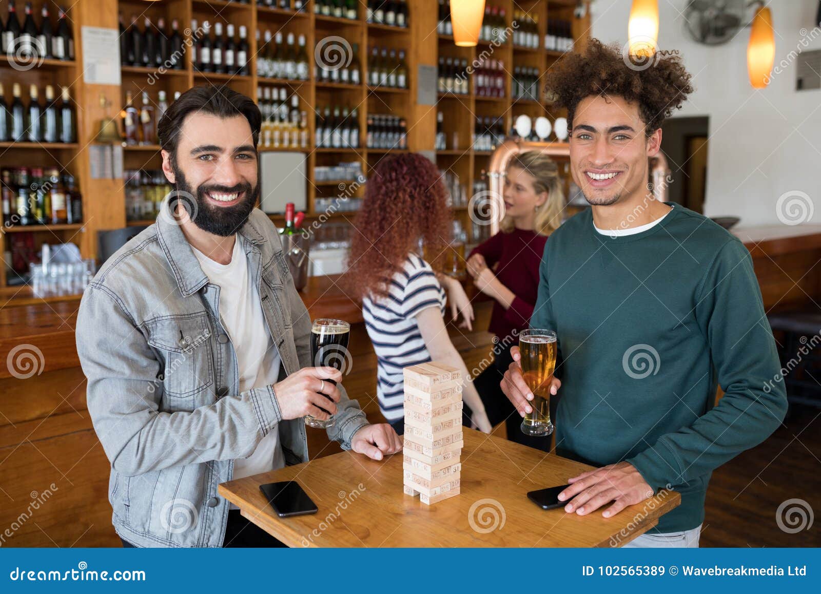 Zwei Freunde, Die Glas Bier in Der Bar Essen Stockbild - Bild von ...