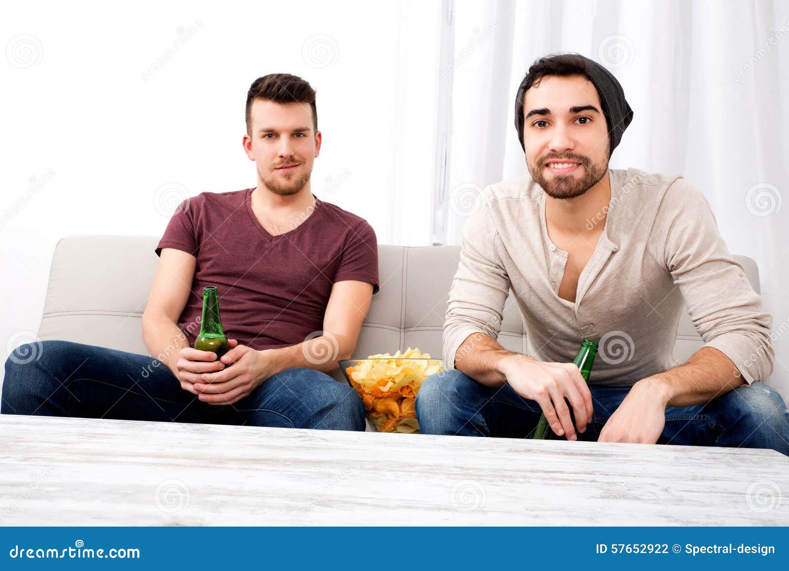 Zwei Freunde, Die Zu Hause Fernsehen Stockfoto - Bild von lebensstil ...