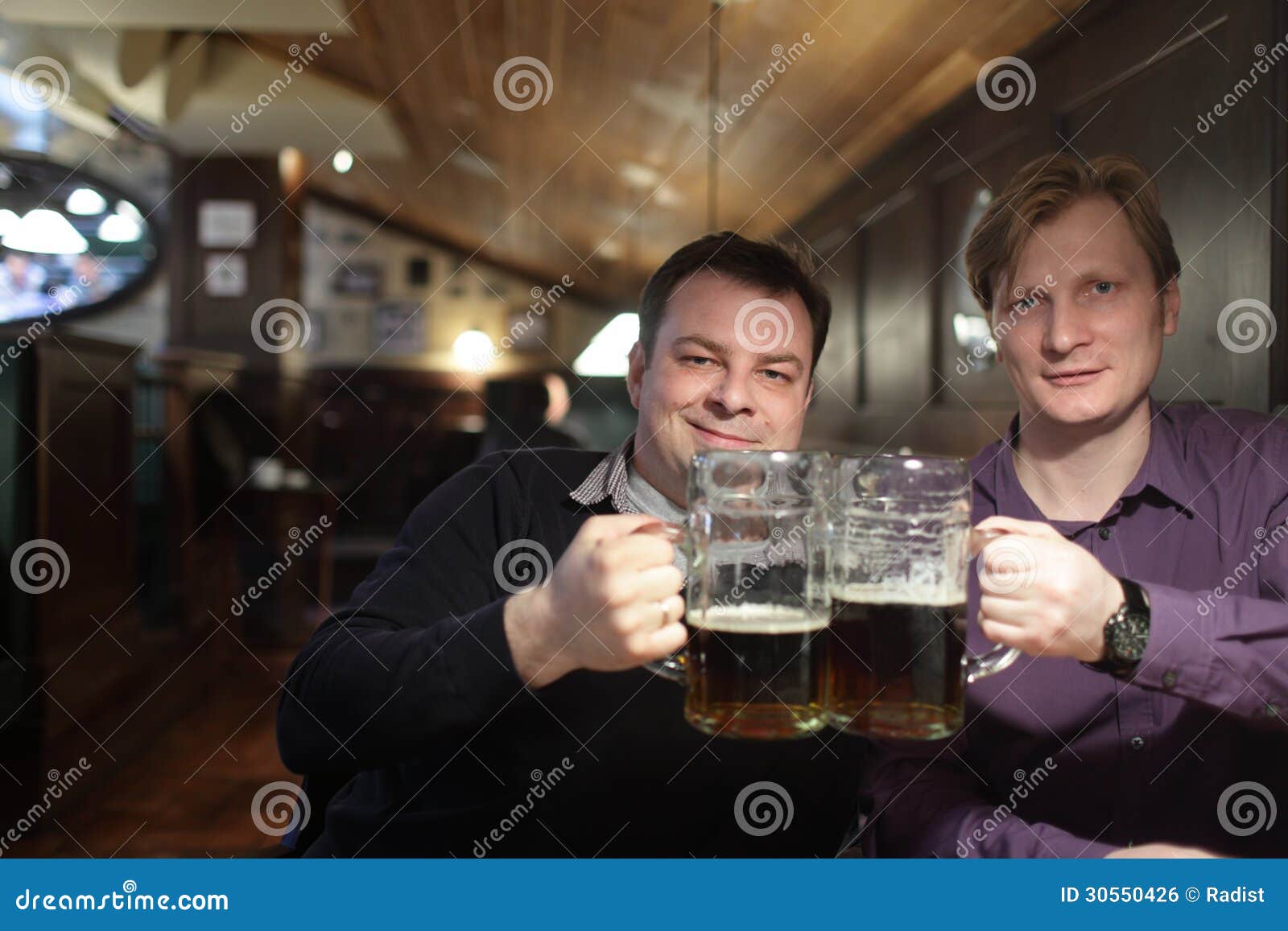Zwei Freunde in Einer Kneipe Stockfoto - Bild von farbe, glücklich ...