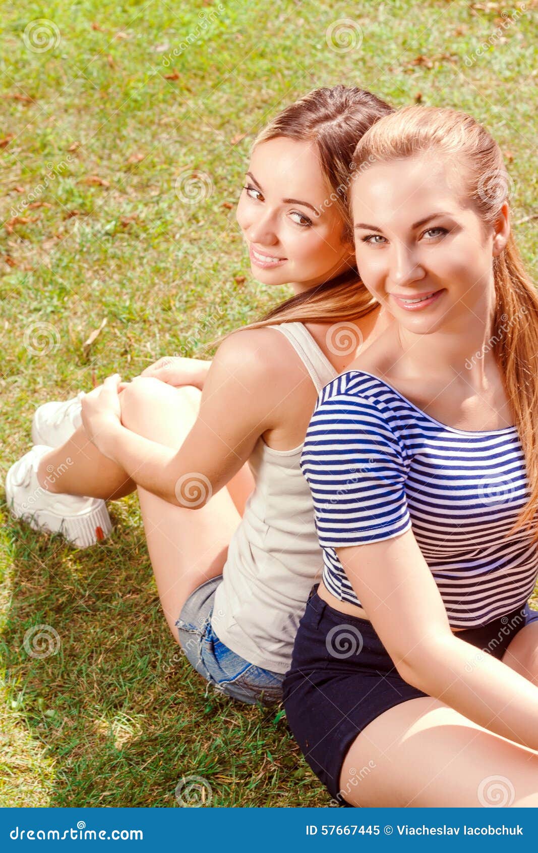 Zwei Freundinnen Auf Gras Im Park Stockbild - Bild von freizeit ...
