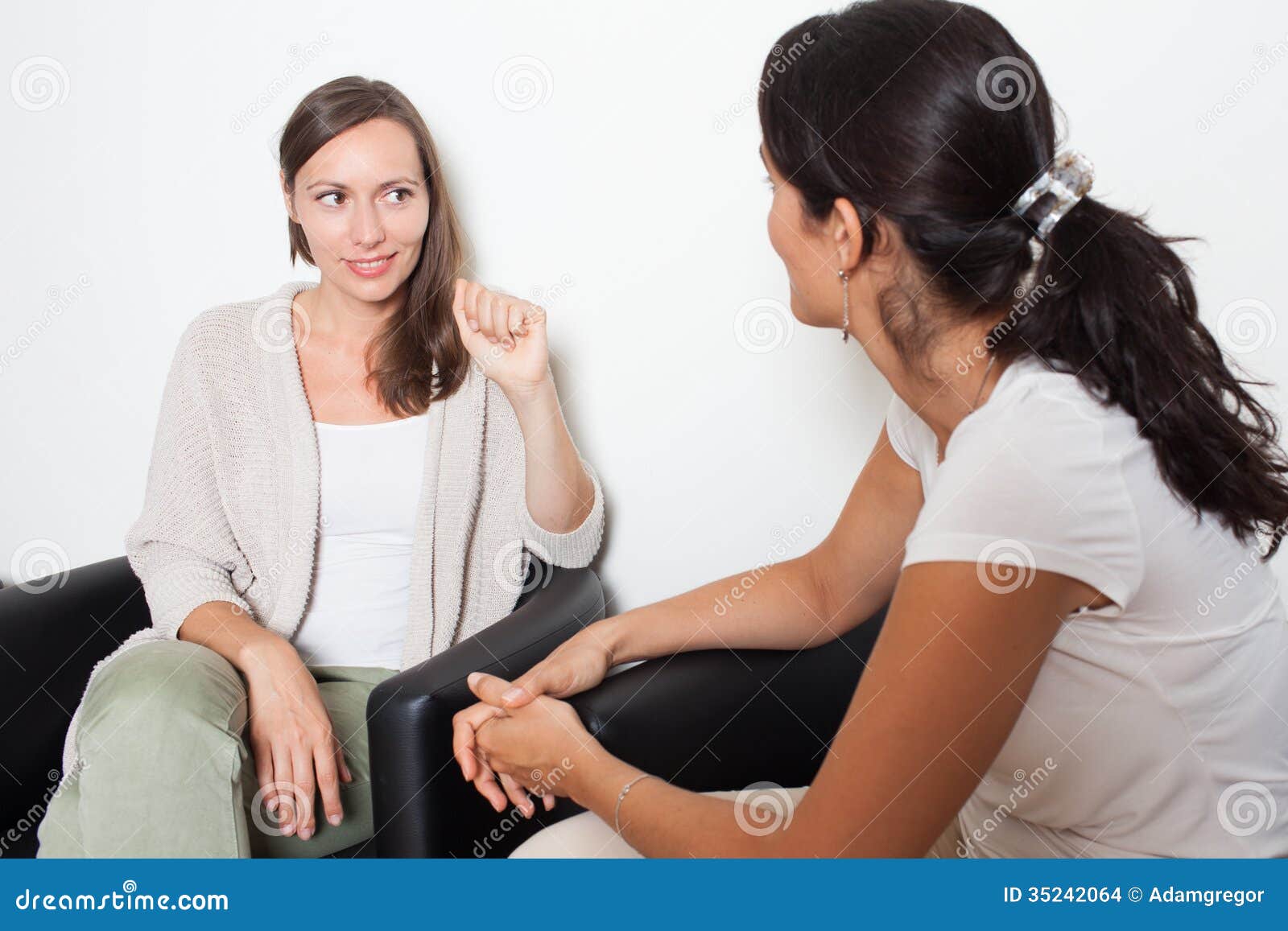 Zwei Freundinnen Besprechen Sich Stockfoto - Bild von seele, frau: 35242064