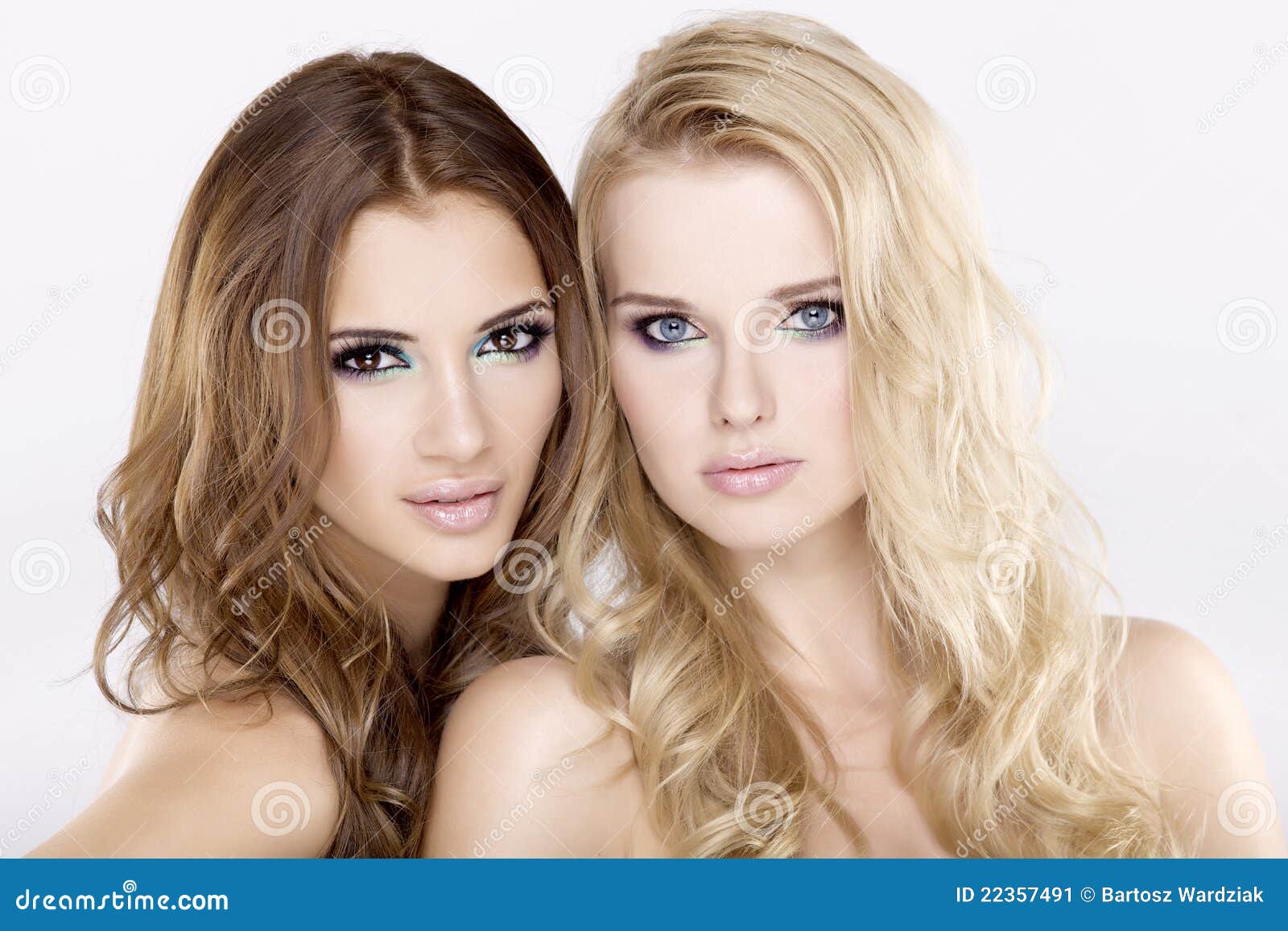 Zwei Freundinnen - Blond Und Brunette Stockbild - Bild von verschieden ...
