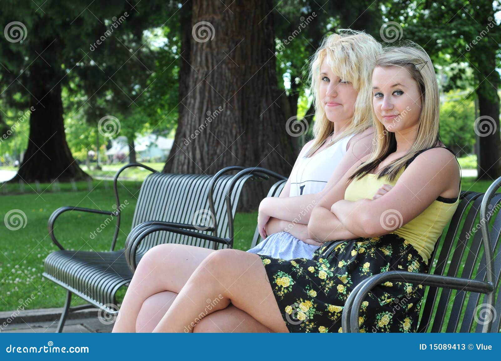 Zwei Freundinnen, Die Auf Einer Bank Sitzen Stockbild - Bild von person ...