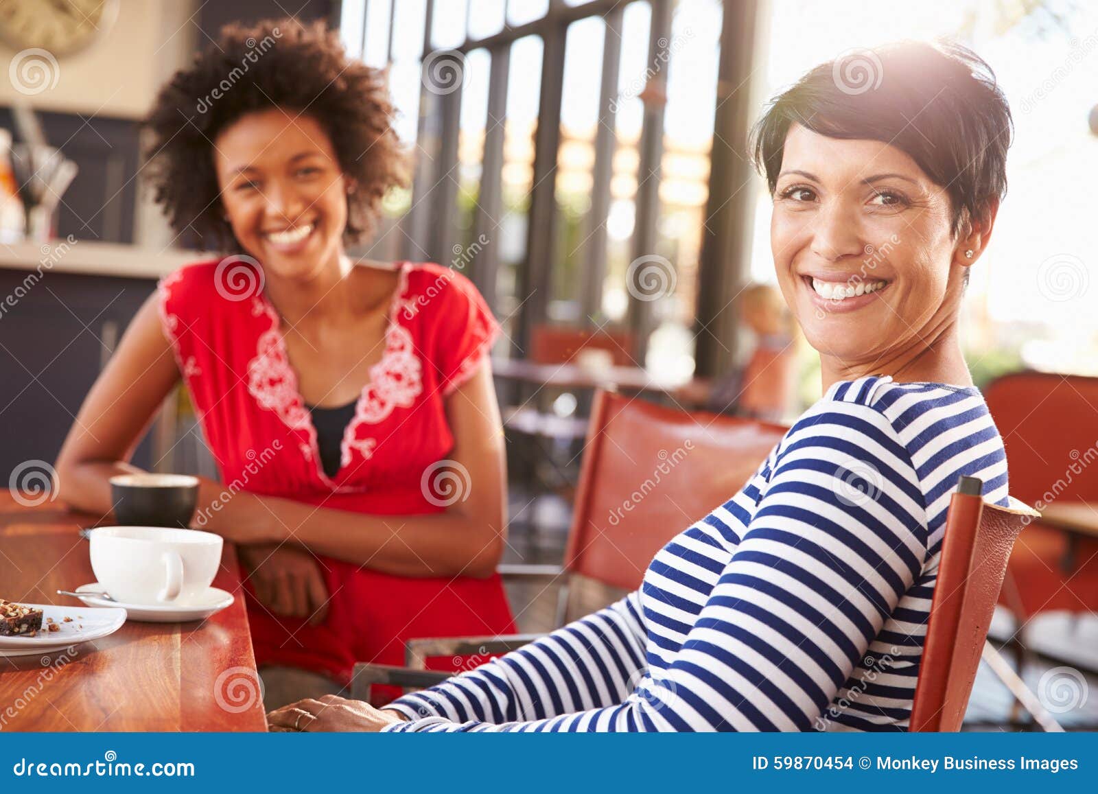 Zwei Freundinnen, Die an Einer Kaffeestube Sich Treffen Stockfoto ...