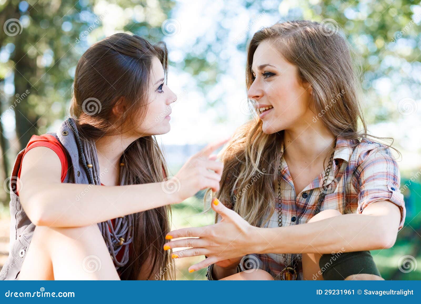 Zwei Freundinnen im Freien stockbild. Bild von aufwerfung - 29231961