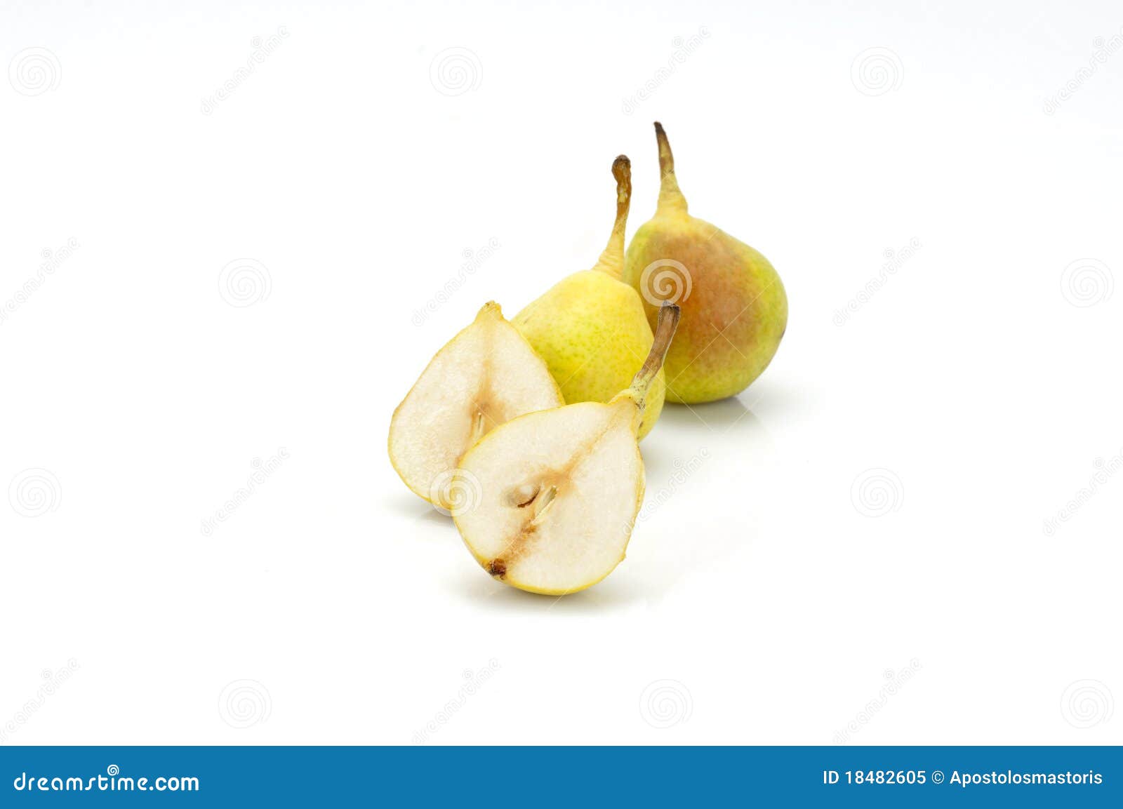 Zwei Gelbe Birnen Und Eine Halbiert Stockbild - Bild von vollständig ...