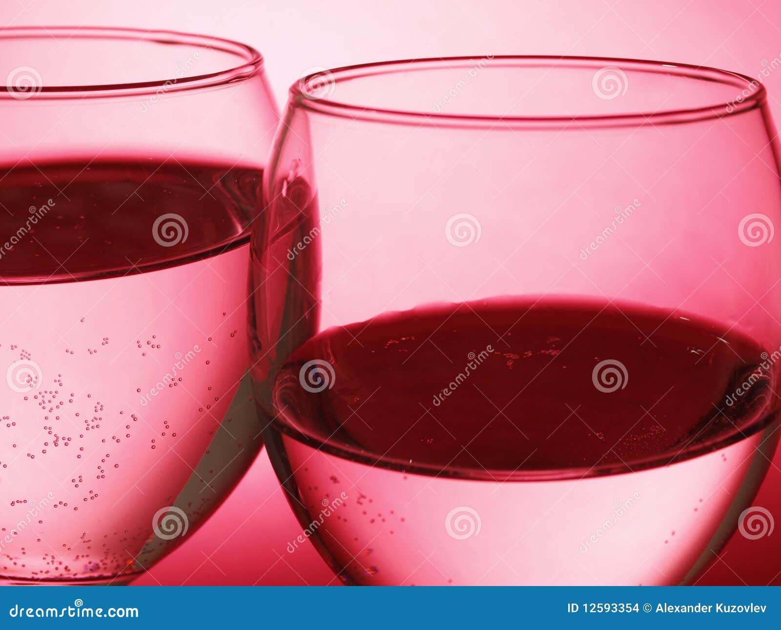 Zwei Glas mit Luftblase stockfoto. Bild von reflexion - 12593354