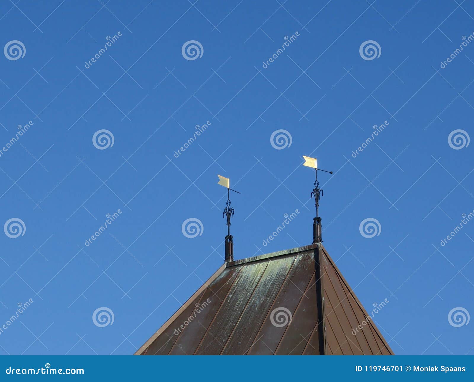 Zwei Goldene Flaggen Auf Ein Dach Stockbild - Bild von ...