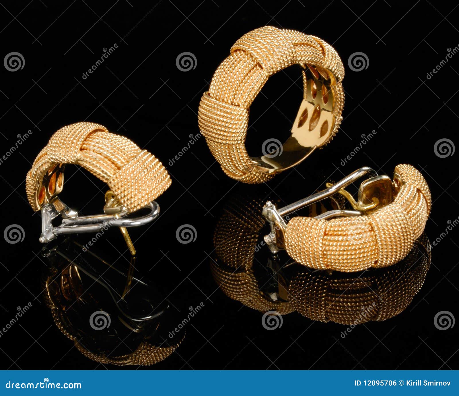 Zwei Goldene Ohrringe Und Ring Stockfoto - Bild von geschenke, luxus ...