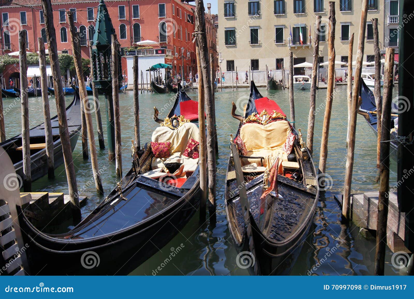 Zwei Gondeln in Venedig redaktionelles stockfoto. Bild von schwarzes ...