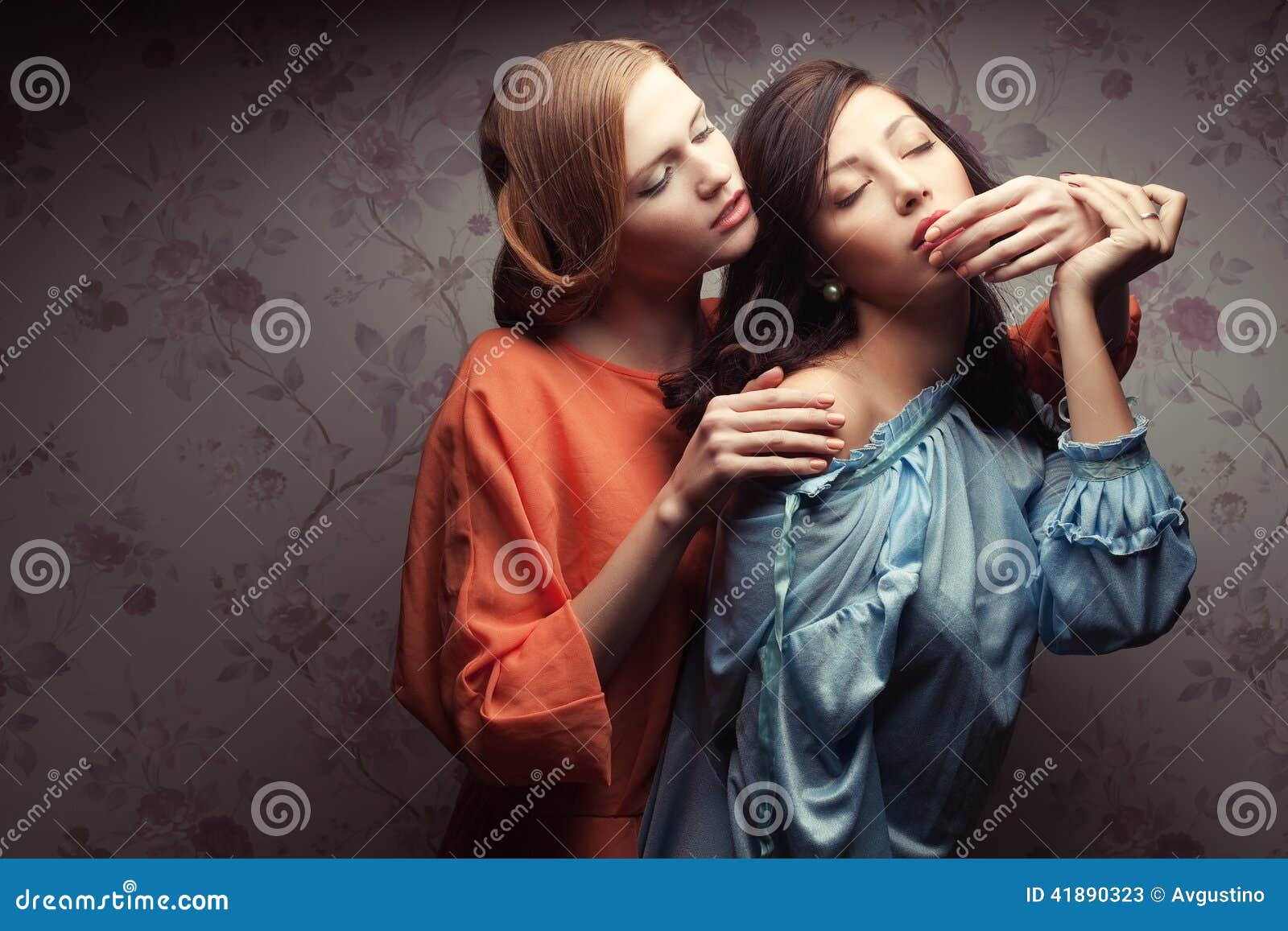 Zwei Herrliche Freundinnen Die Liebe Machen Stockbild Bild Von Schön