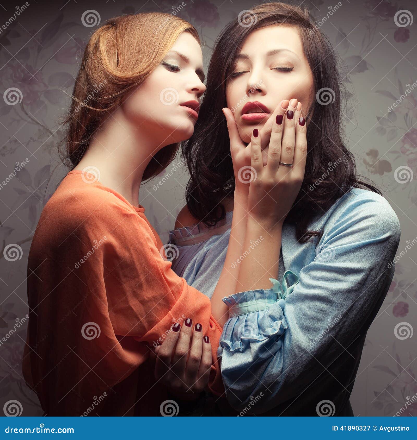 Zwei Herrliche Freundinnen Die Liebe Machen Stockbild Bild Von