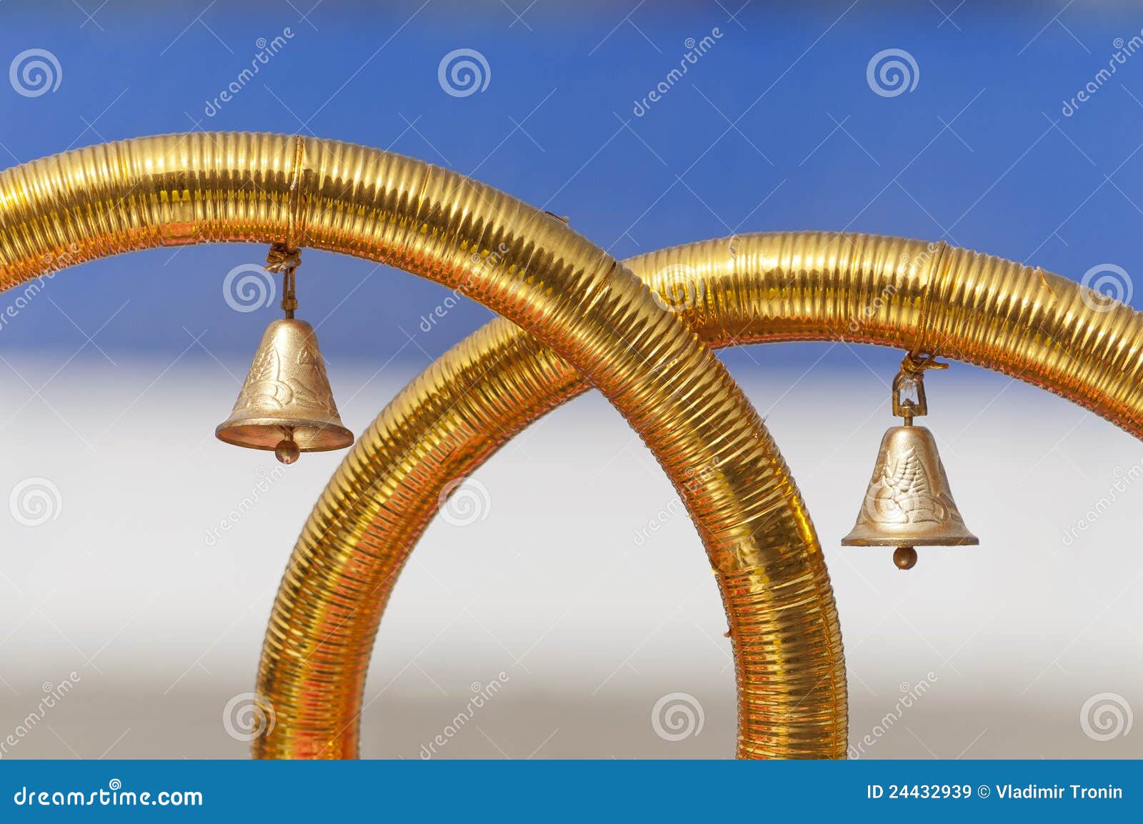 Zwei Hochzeitsglocken Auf Hochzeitsringen Stockbild - Bild von zwei ...