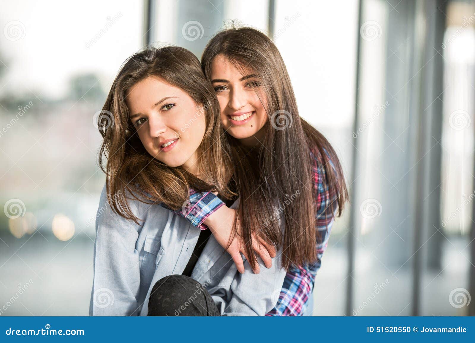 Zwei Jugendlich Freundin-Lachen Stockfoto - Bild von ausdruck, liebe ...