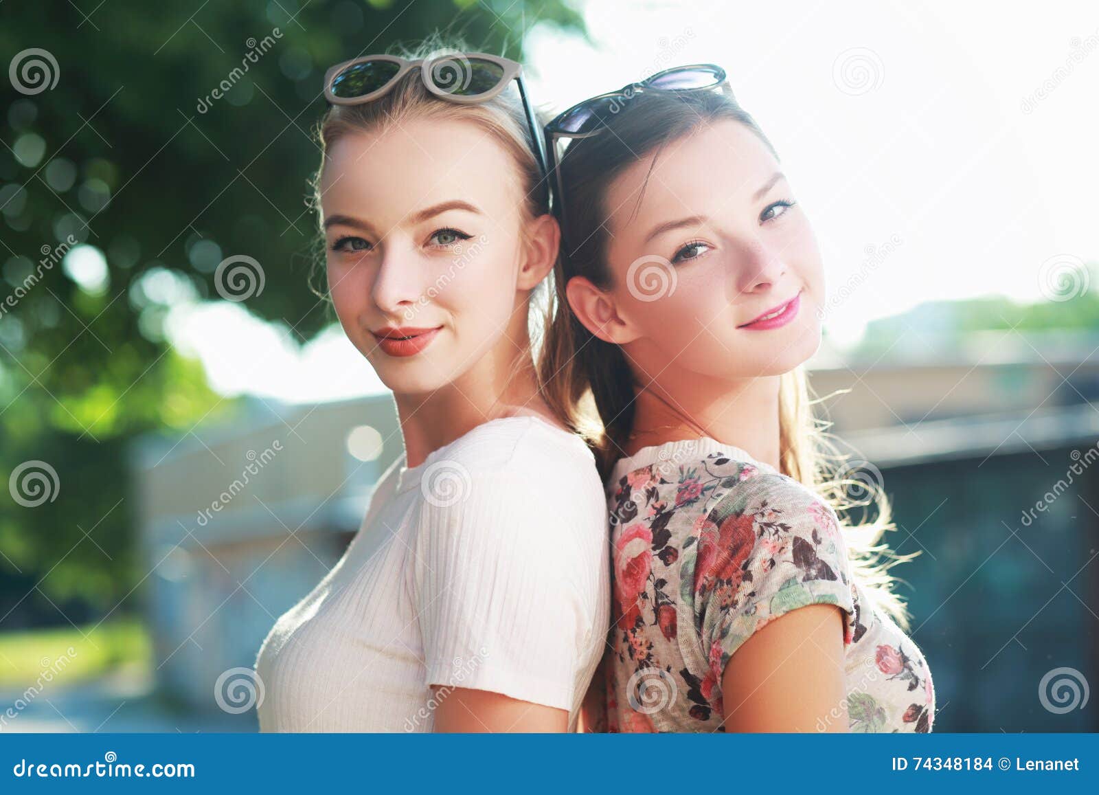 Zwei junge Freundinnen stockfoto. Bild von froh, mode - 74348184