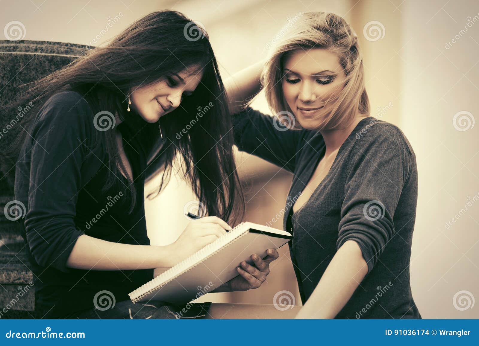 Zwei Junge Studentinnen Auf Campus Stockfoto - Bild von erwachsener ...