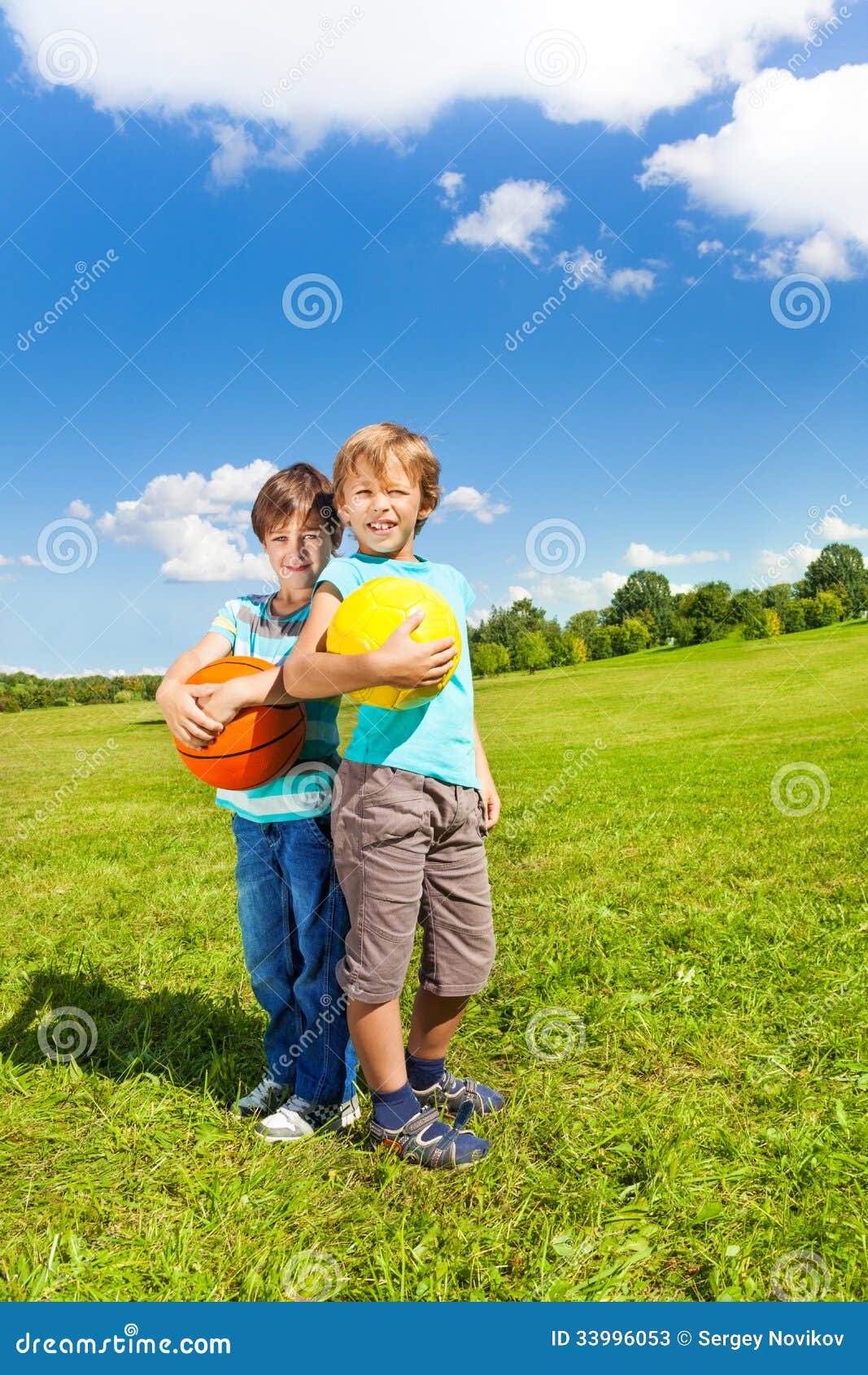 Zwei Jungen mit Ball stockbild. Bild von athlet, basketball - 33996053