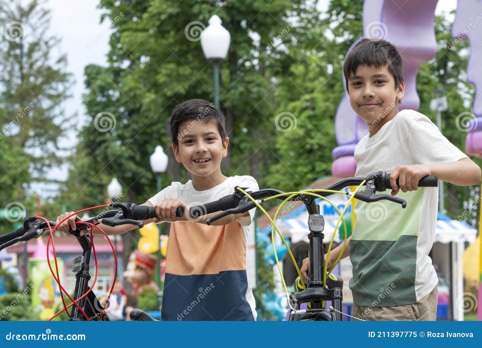 Zwei Jungenstände Mit Ihren Fahrrädern Im Park Am Hellen Sommertag Stockbild Bild Von Länge