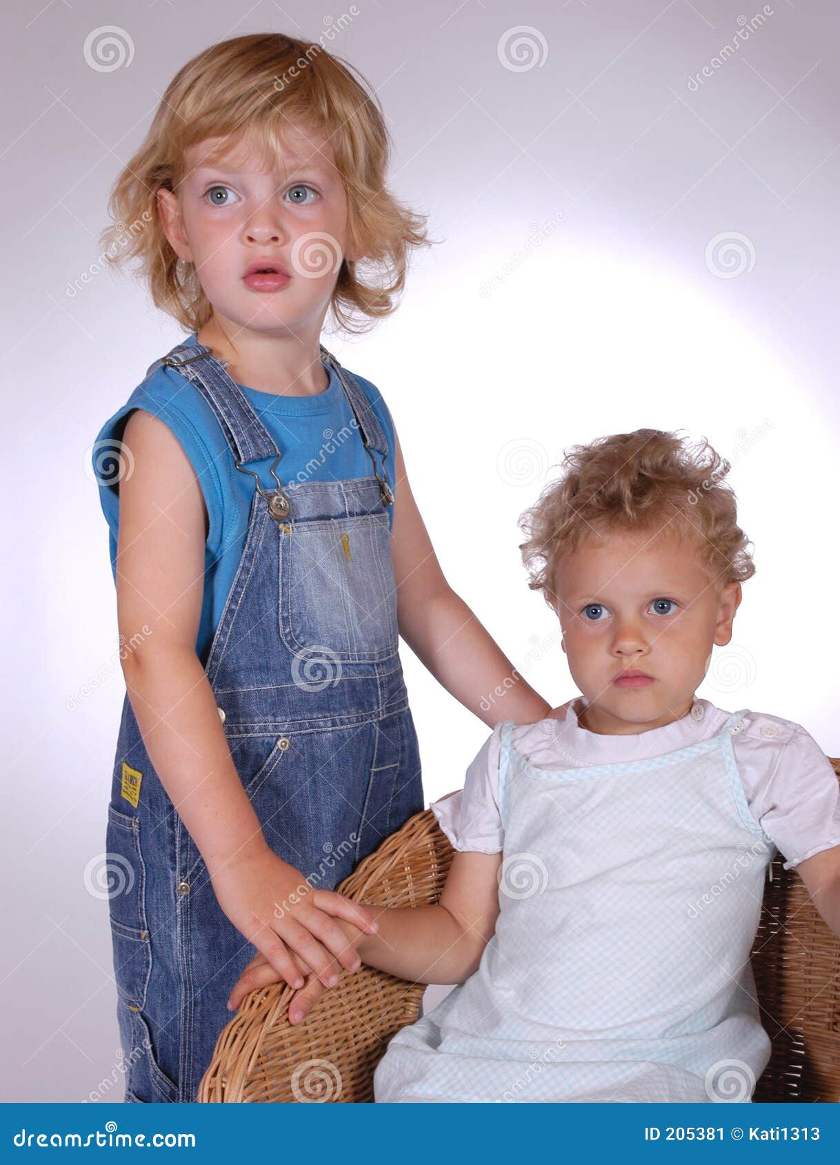 Zwei Kinder stockbild. Bild von familie, kind, zicklein - 205381