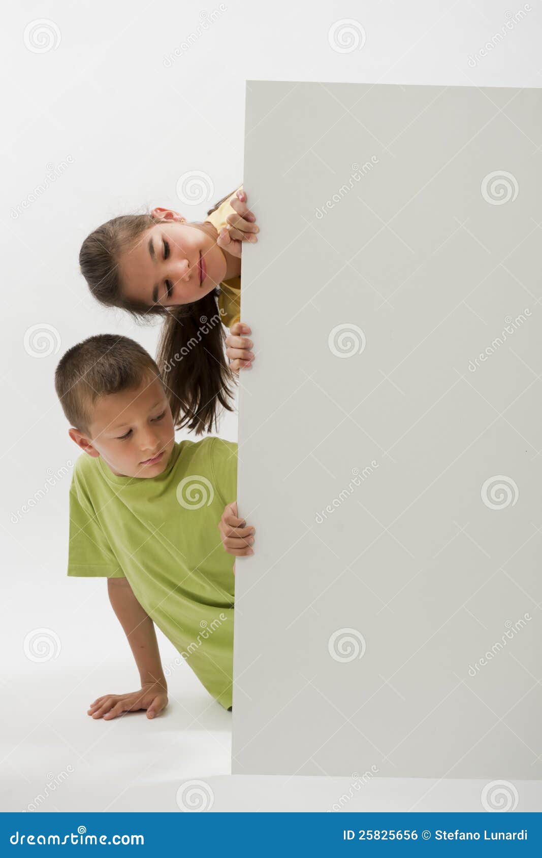 Zwei Kinder, Die Ein Unbelegtes Zeichen Anhalten Stockfoto - Bild von ...