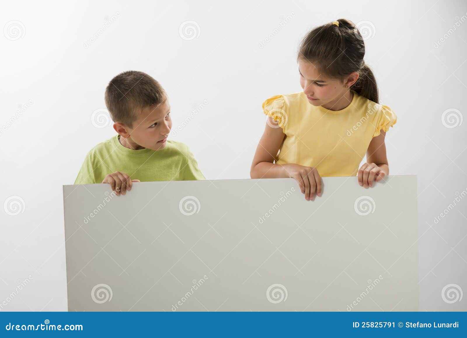 Zwei Kinder, Die Ein Unbelegtes Zeichen Anhalten Stockbild - Bild von ...