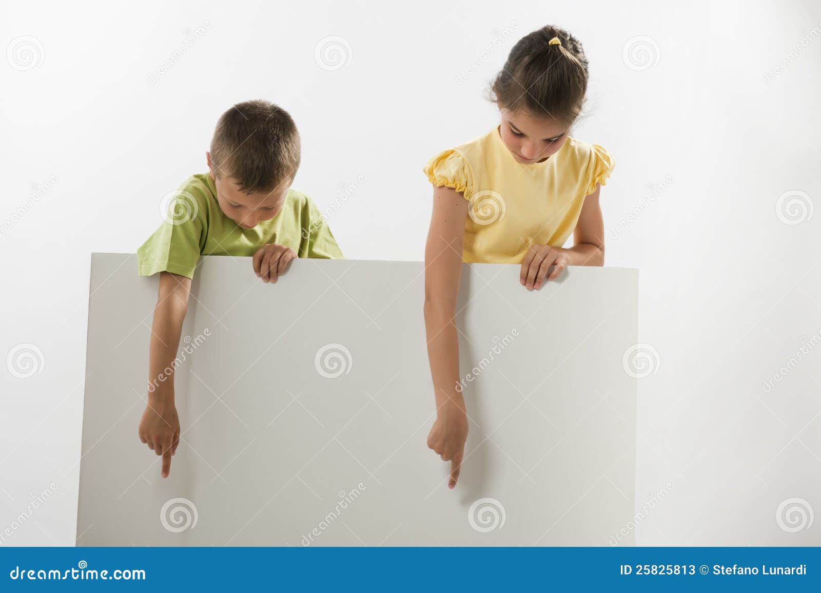 Zwei Kinder, Die Ein Unbelegtes Zeichen Anhalten Stockbild - Bild von ...