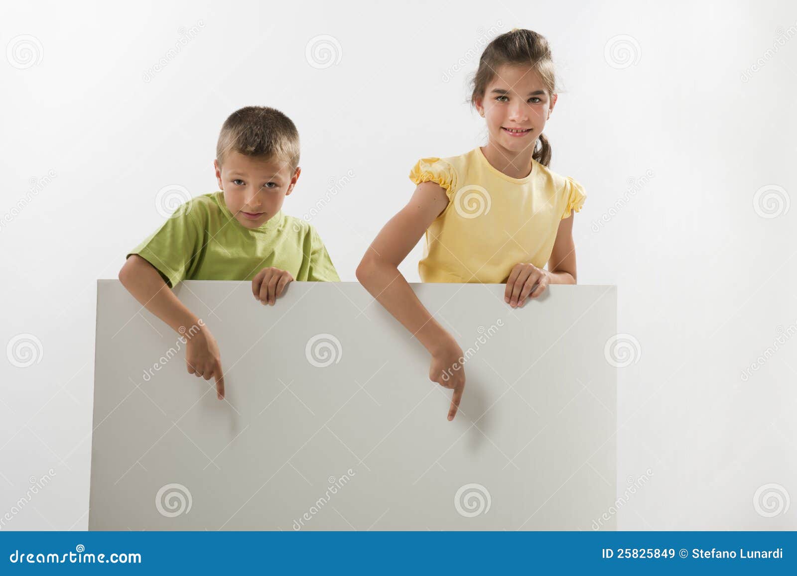Zwei Kinder, Die Ein Unbelegtes Zeichen Anhalten Stockbild - Bild von ...