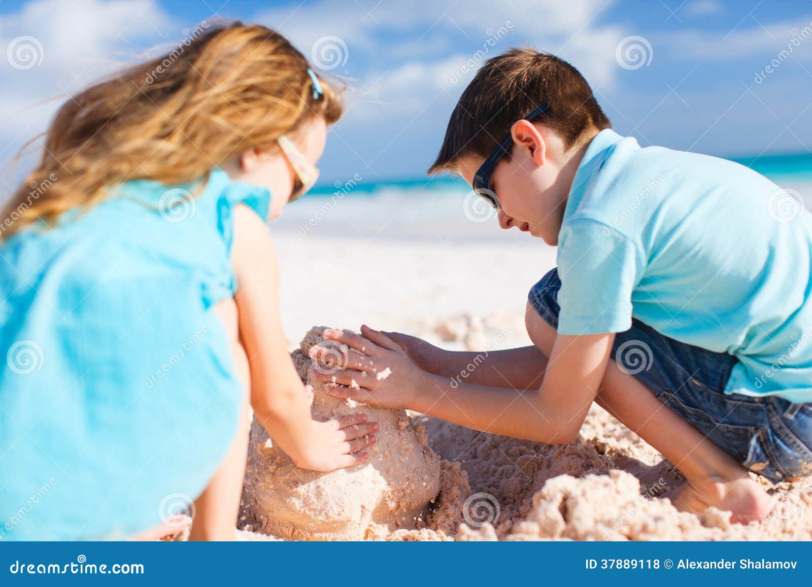 Zwei Kinder, Die Sandburg Errichten Stockfoto - Bild von freude ...