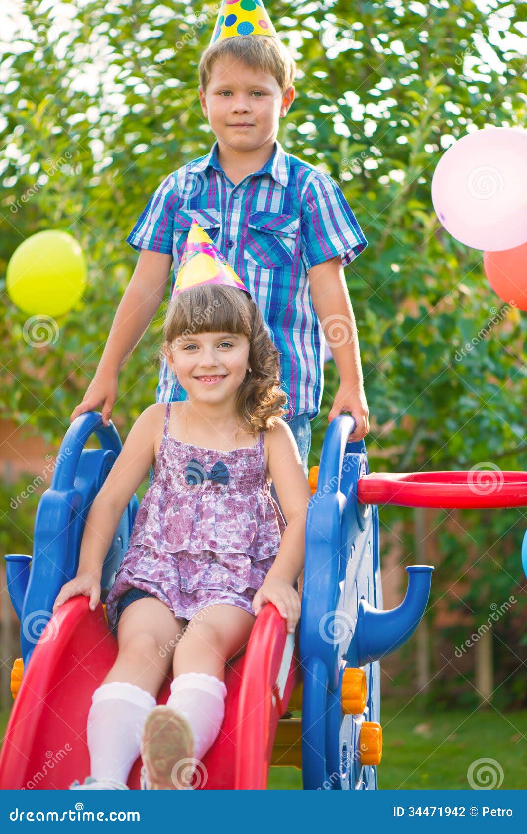Zwei Kinder, Die am Spielplatz Schieben Stockfoto - Bild von kindheit ...