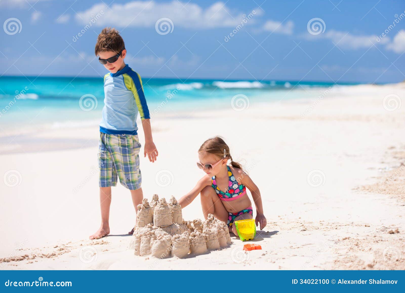 Zwei Kinder, Die am Strand Spielen Stockfoto - Bild von strand ...