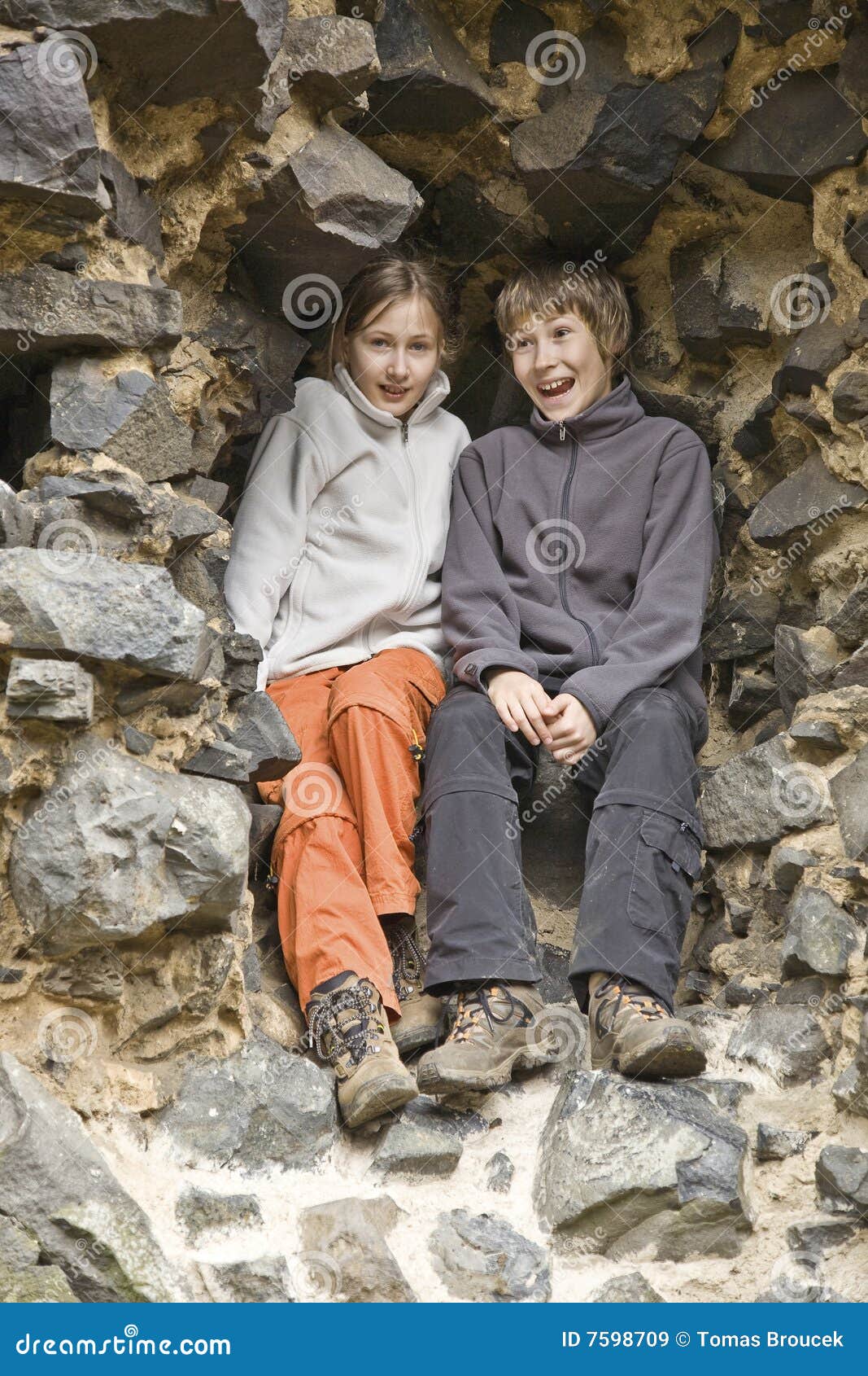 Zwei Kinder an Einer Steinigen Wand Stockbild - Bild von gehen, steinig ...