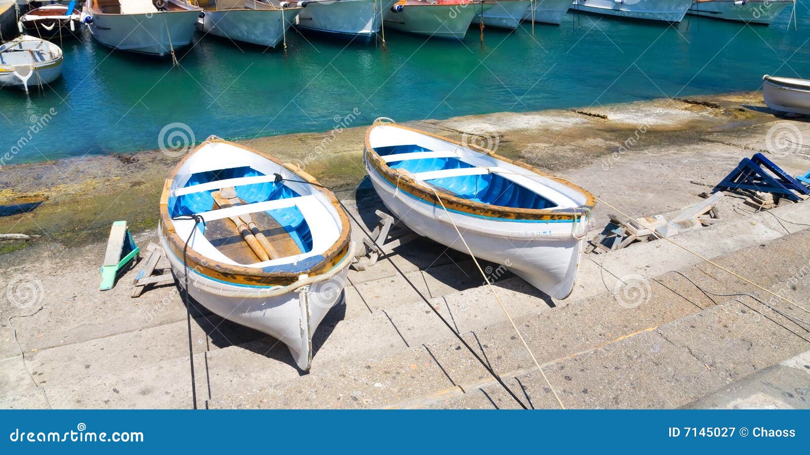 Zwei kleine Boote stockbild. Bild von behälter, seebrücke - 7145027