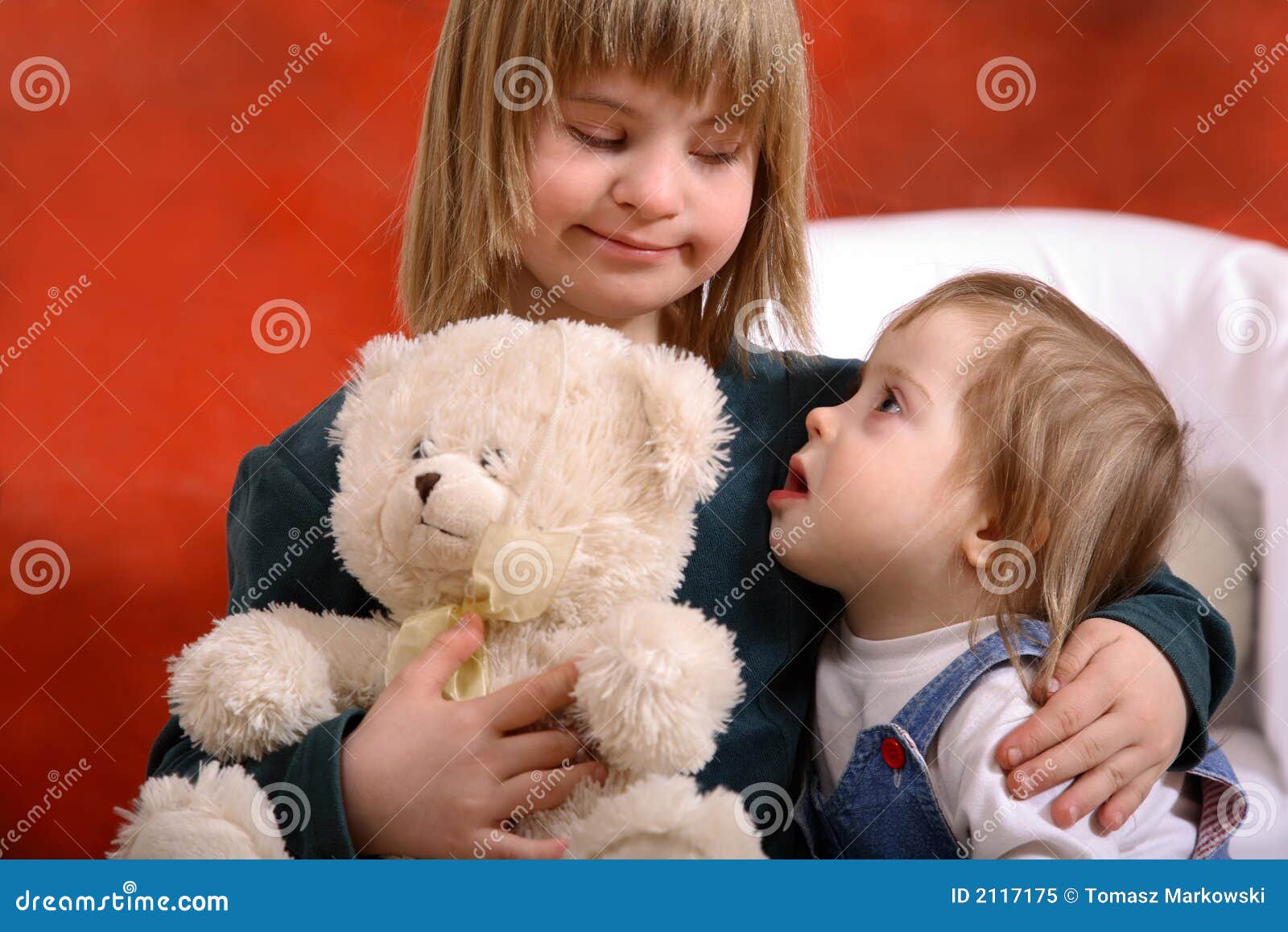 Zwei Kleinkinder, Die Sich Anhalten Stockbild - Bild von sitzung, teddy ...