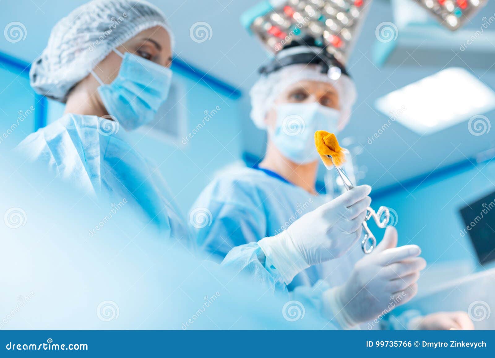 Zwei Kollegen, Die Im Operationsraum Sind Stockfoto - Bild von kollegen ...