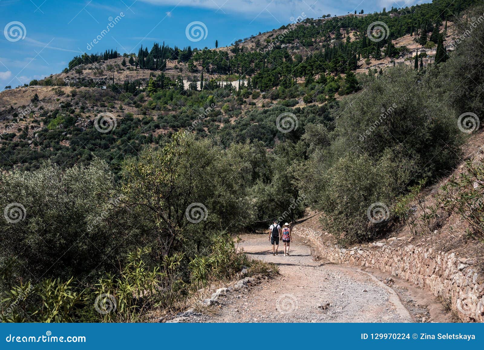 Zwei Leute, die weg gehen redaktionelles stockbild. Bild von land ...