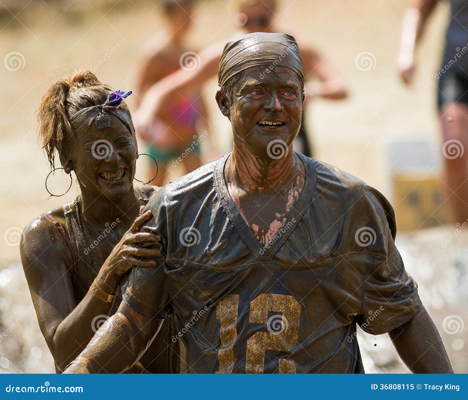 Zwei Leute Sehr Schmutzig Von Der Schlammgrube Redaktionelles Bild ...