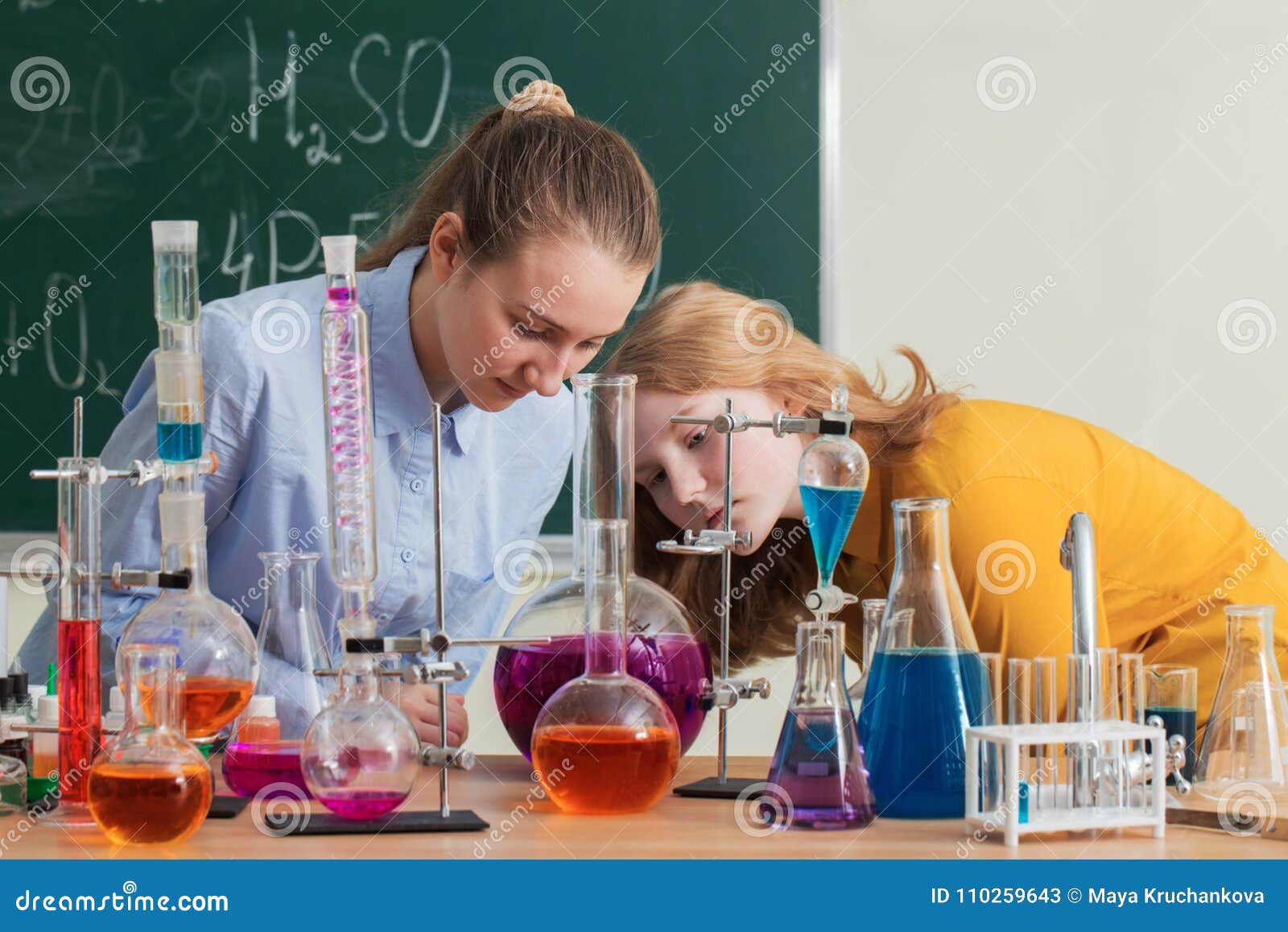 Zwei Mädchen, Die Chemische Experimente Tun Stockbild - Bild von bunt ...