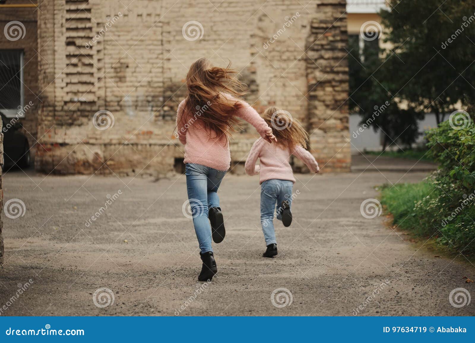 Zwei Mädchen Mit Dem Langen Haar, Das Weg Läuft Stockbild - Bild von ...
