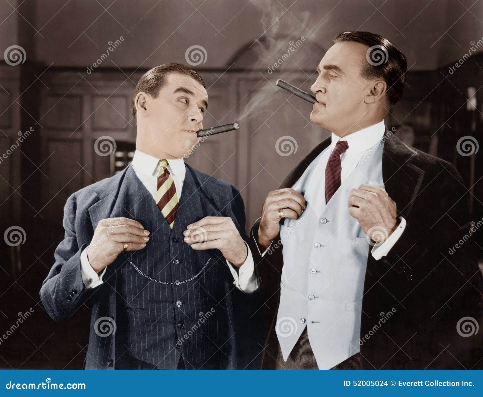 Zwei Männer, Die Zigarren Rauchen Stockfoto - Bild von kommunikation ...