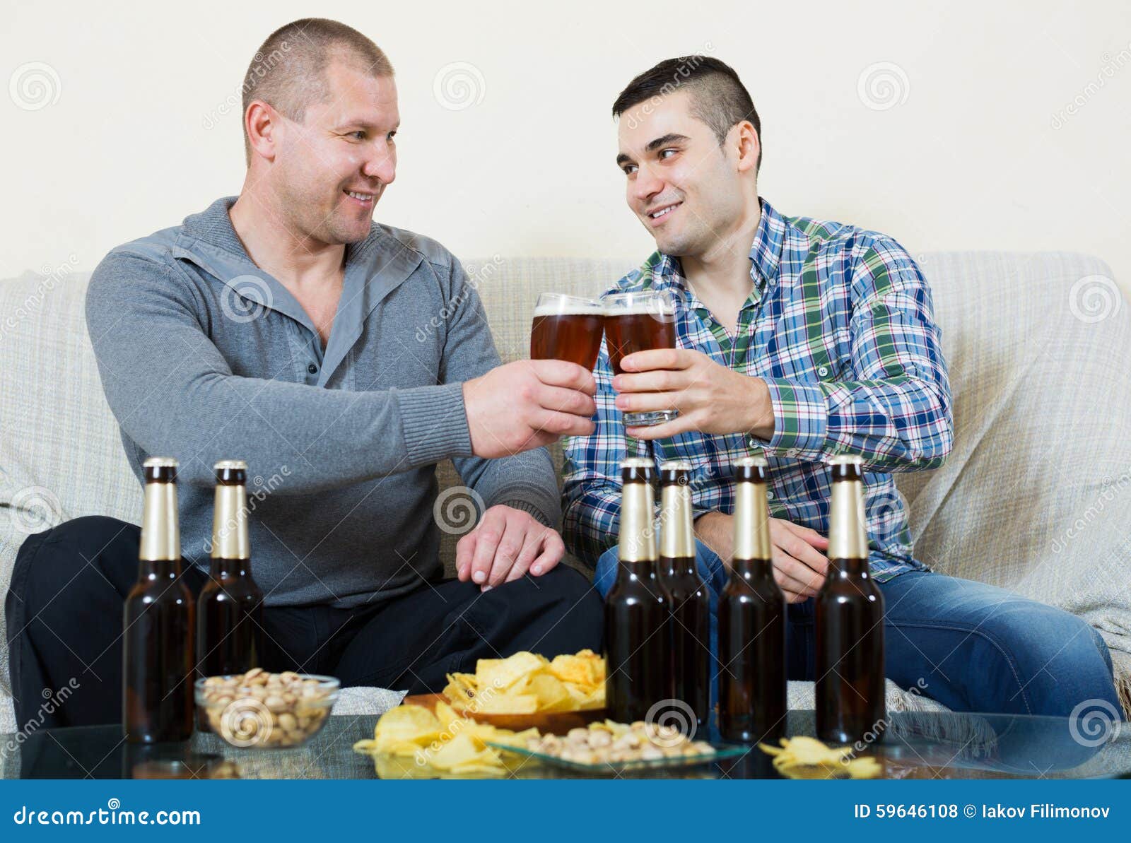 Zwei-mann Mit Bier Sitzen Sie Und Sprechen Sie Stockfoto - Bild von ...